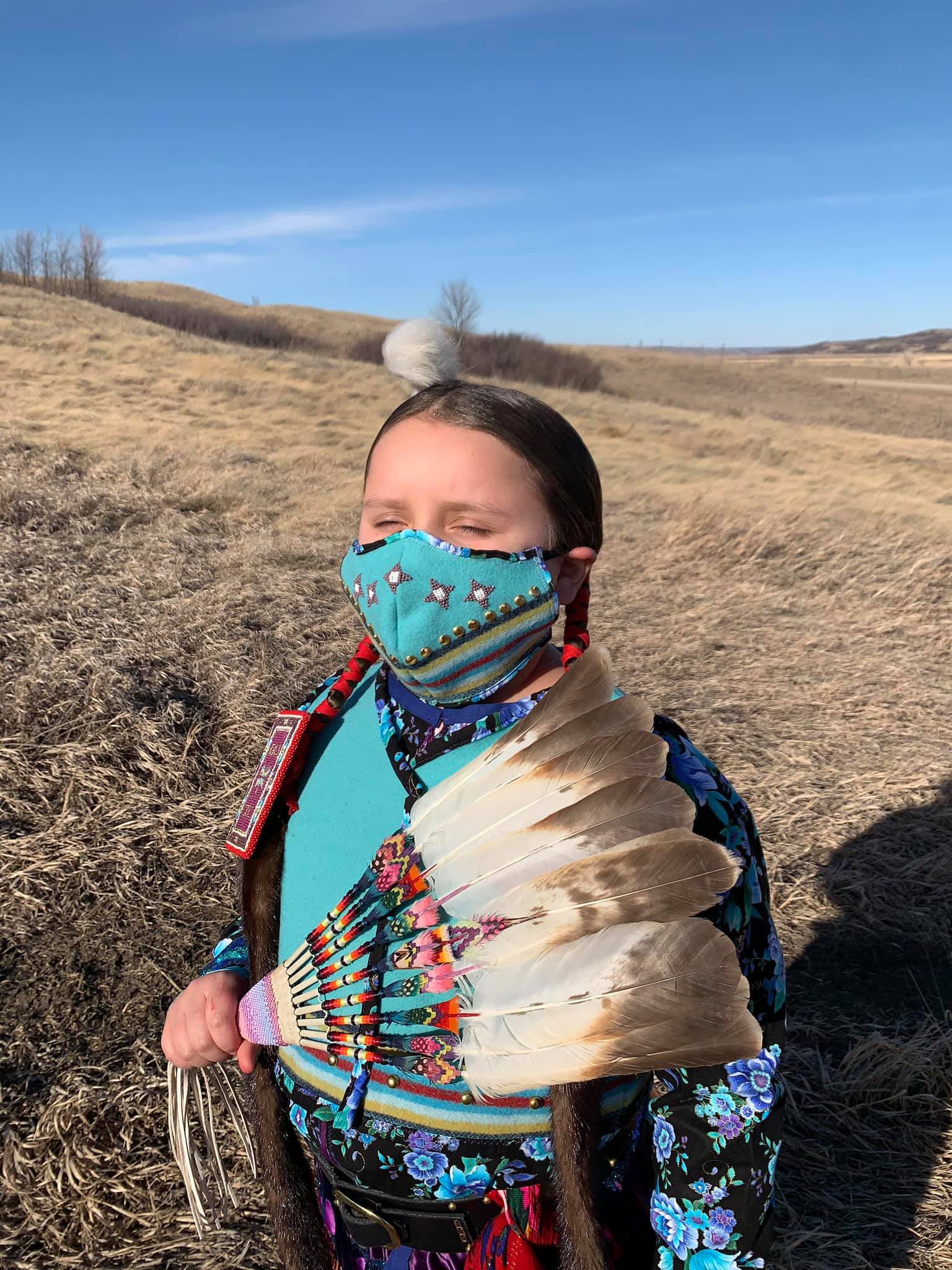 Artistas indigenas canalizan su energía haciendo mascaras faciales con ...